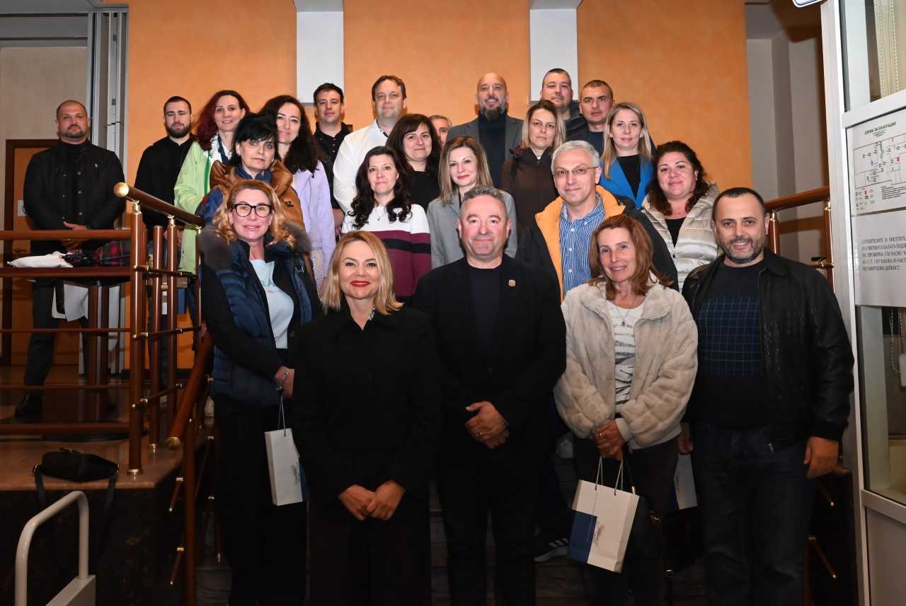 Студенти от Стопанския факултет на СУ „Св. Климент Охридски“ се ...