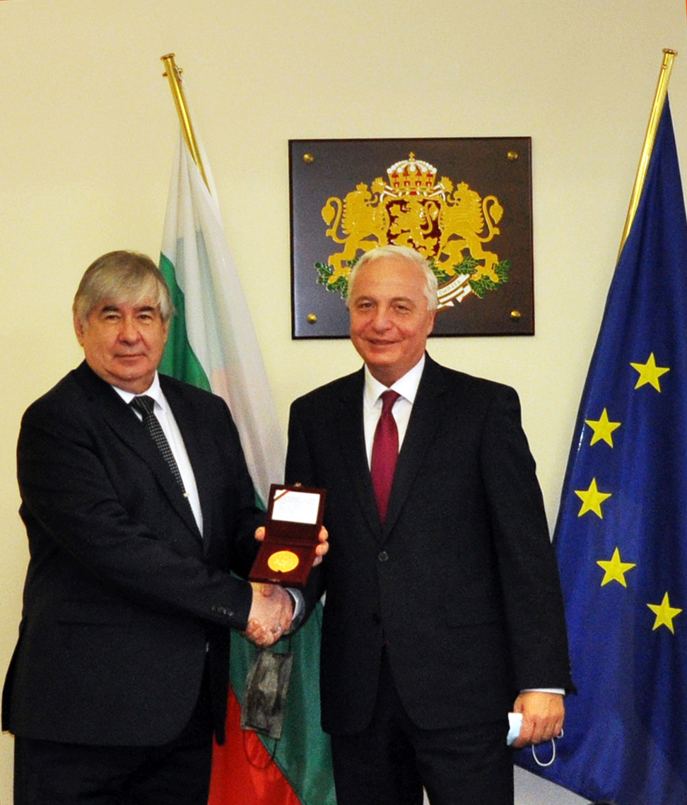 Руският посланик Анатолий Макаров получи най-високото отличие на ...